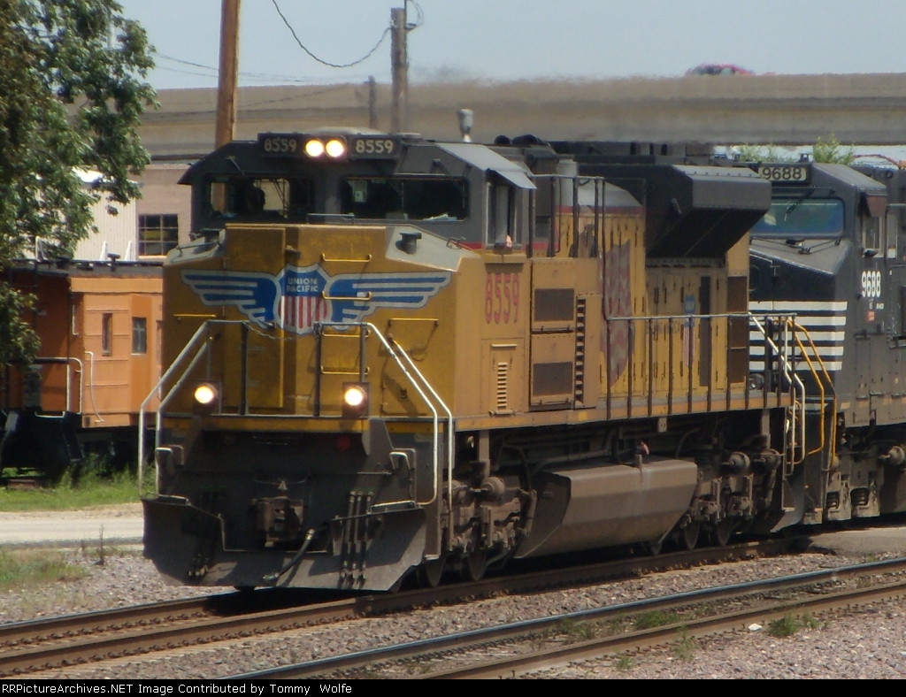 UP 8559 and NS 9688 lead a autorack train in Rochelle